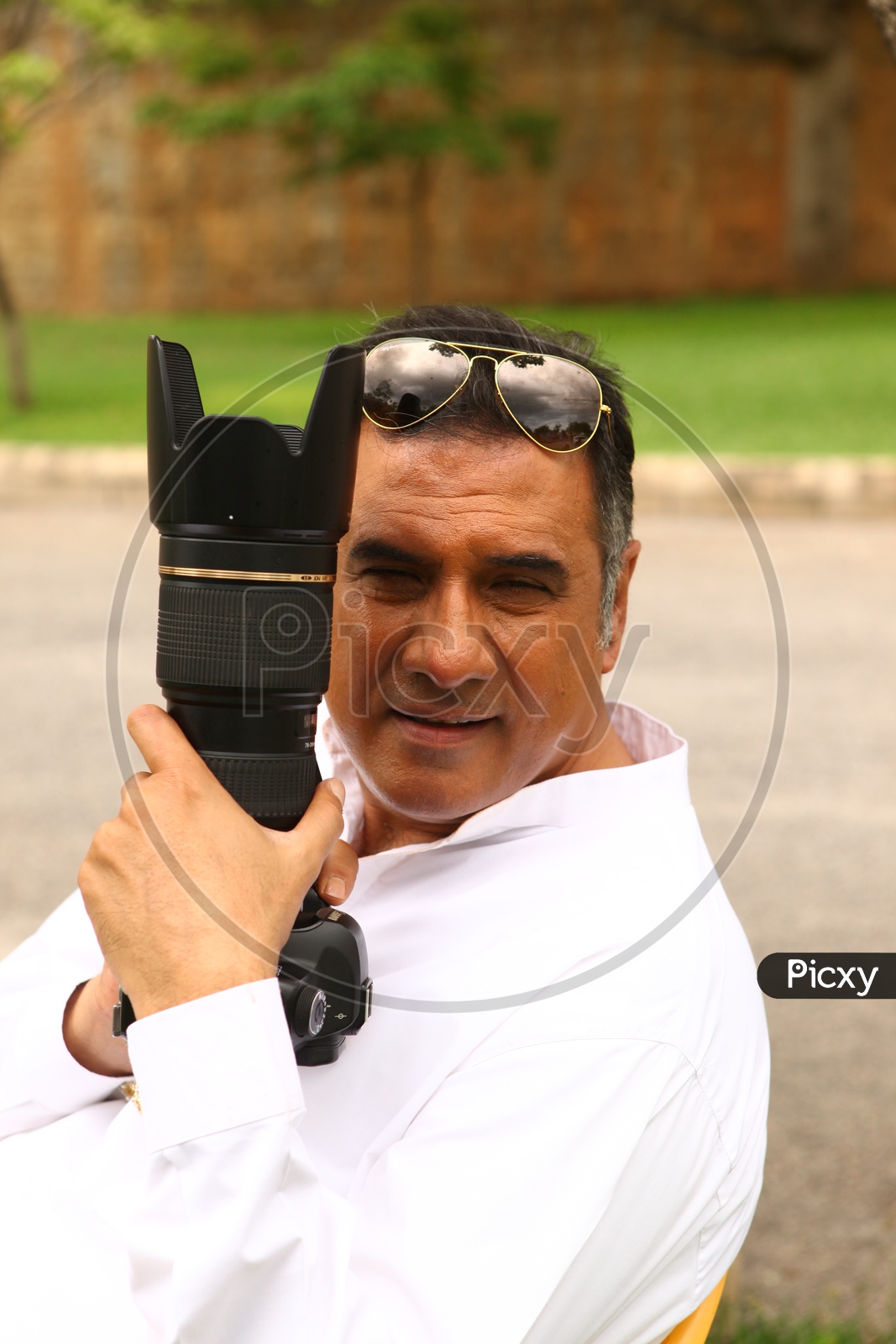 Image of Actor Boman Irani with DSLR Camera-HE437907-Picxy