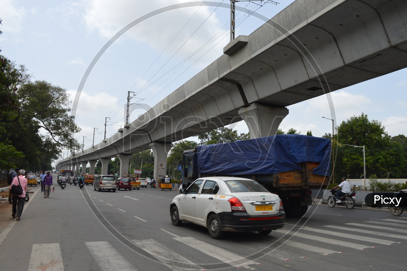 Image of Hyderabad Metro Pillars and Traffic on Road-BS472204-Picxy