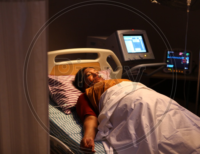 Icu Female Patient Female Patient Icu Photos, Images & Pictures