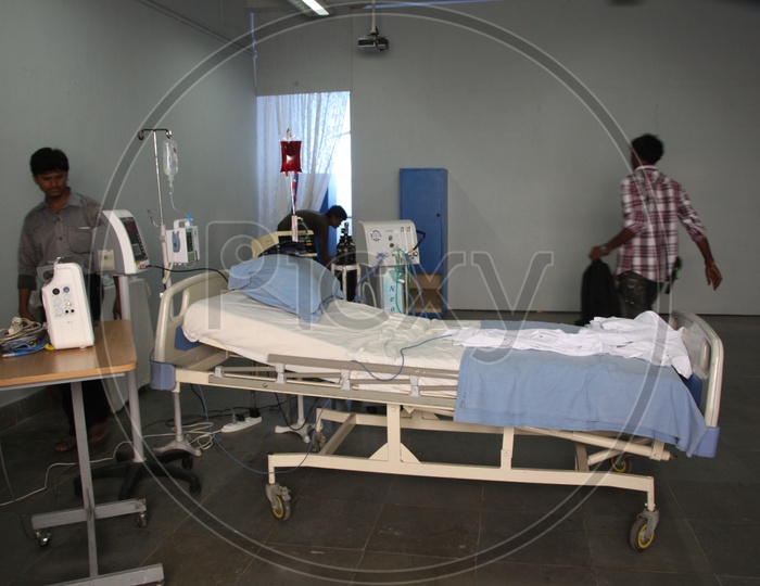 Image of A Man On Life Support System on a Hospital Bed-TL872409-Picxy