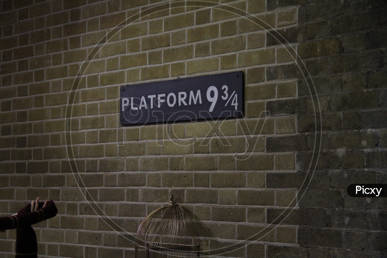 Image of Platform 9 3/4 Sign from Harry Potter movie in King's Cross ...