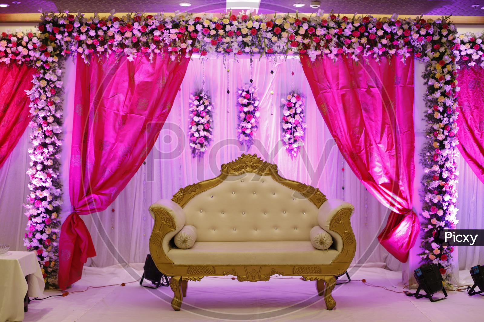 Image of A Maharaja chair on the stage-CI597892-Picxy