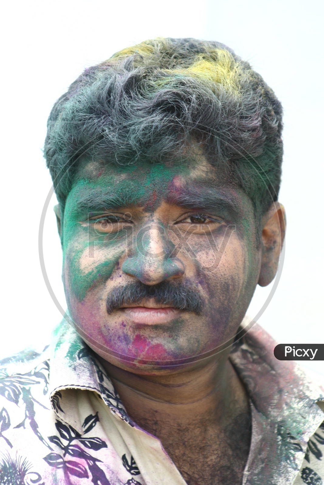 Image of Actor Rajiv Kanakala during holi-IJ140945-Picxy