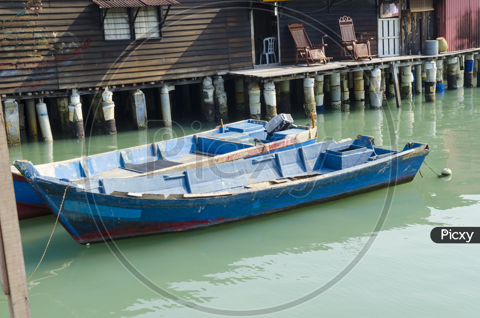 Image of Wooden sampan boat anchored to the pier in the Chew Jetty ...