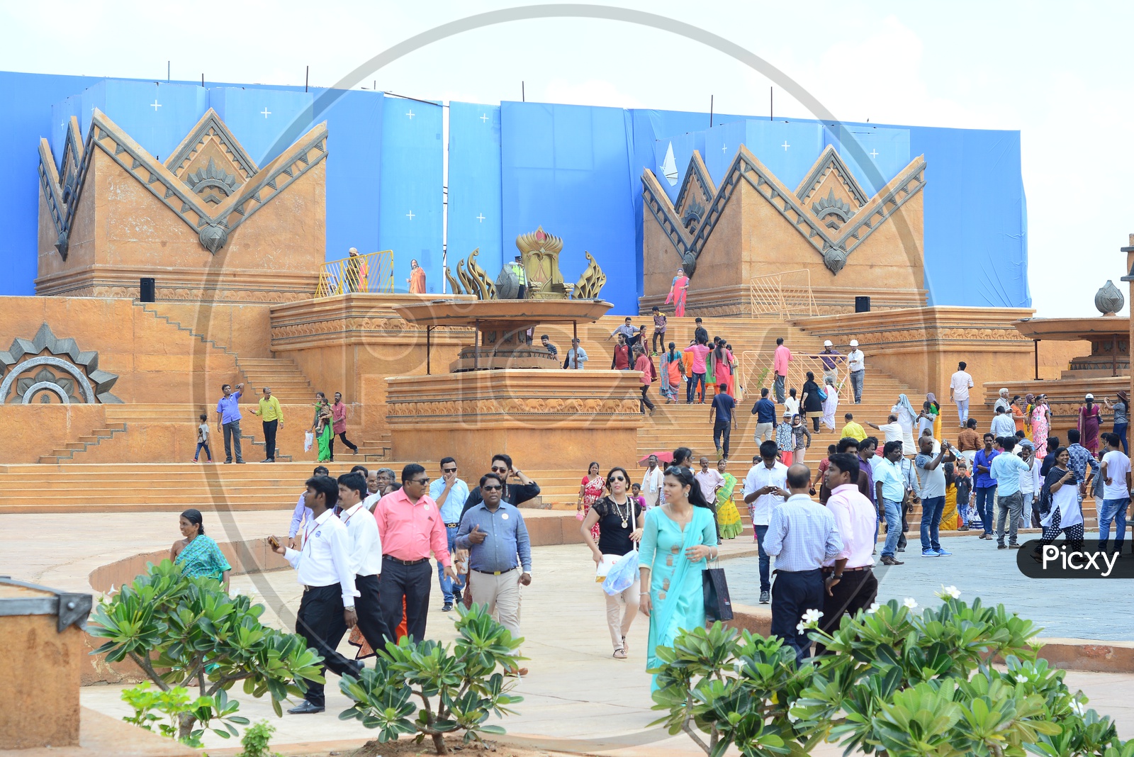 Image of Tourists At Bahubali Movie Sets In Ramoji Film City-CJ248086-Picxy