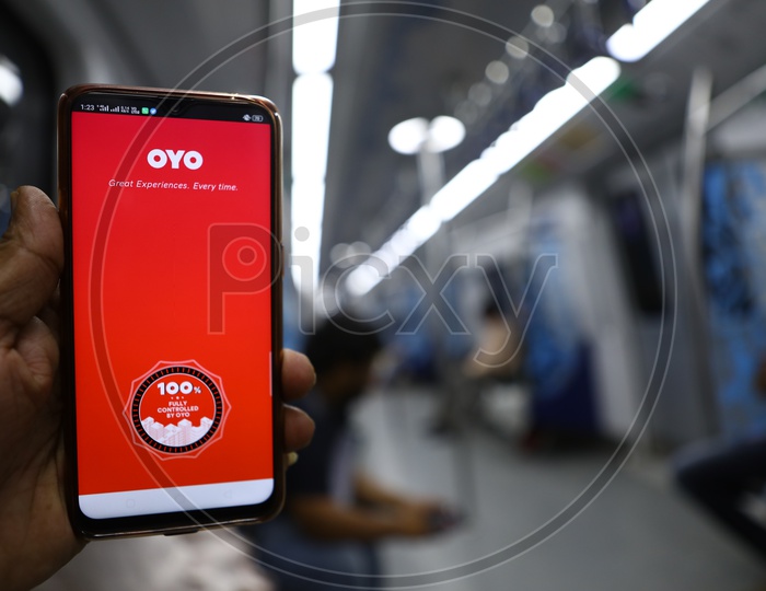 Image of Indian Man using OYO App on smartphone-MN061126-Picxy
