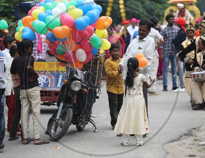 Image of Indian Helium Balloon Vendor-US852930-Picxy