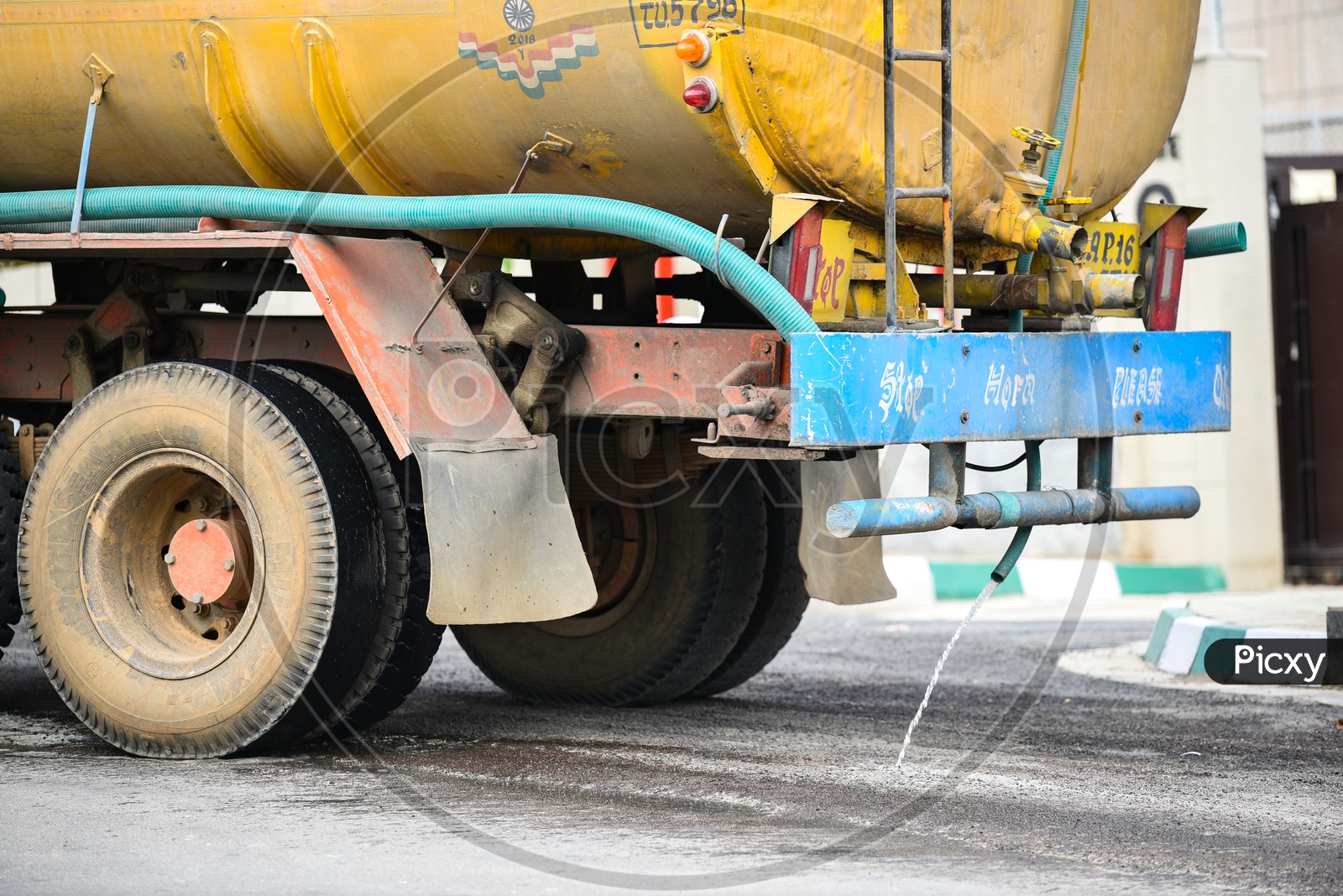 Image of Water Leakage From Water Tankers on roads-JB293226-Picxy