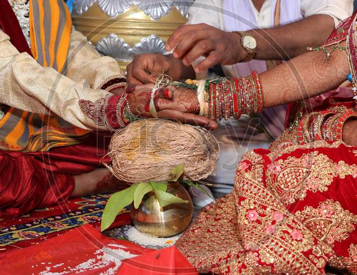 Image of Indian Marriage Hindu rituals Photo Hata Ganthi of Indian ...