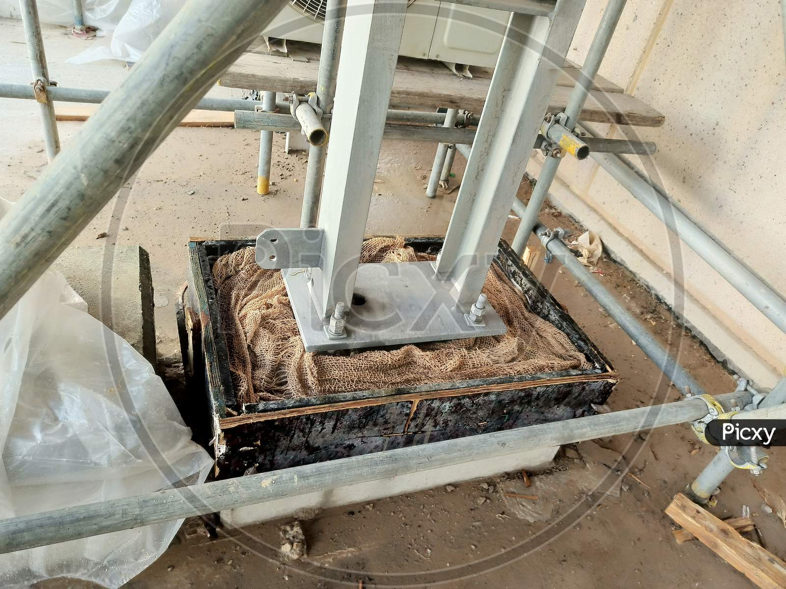 Socking for grout pedestal plate and bolt