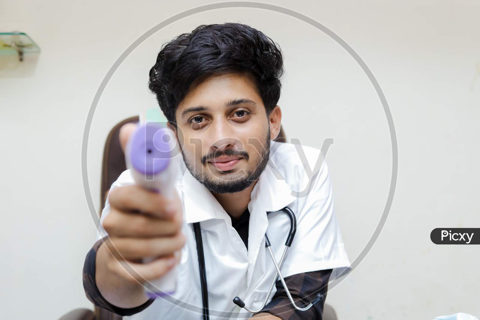 Image of Doctor in a mask protective mask use infrared forehead ...