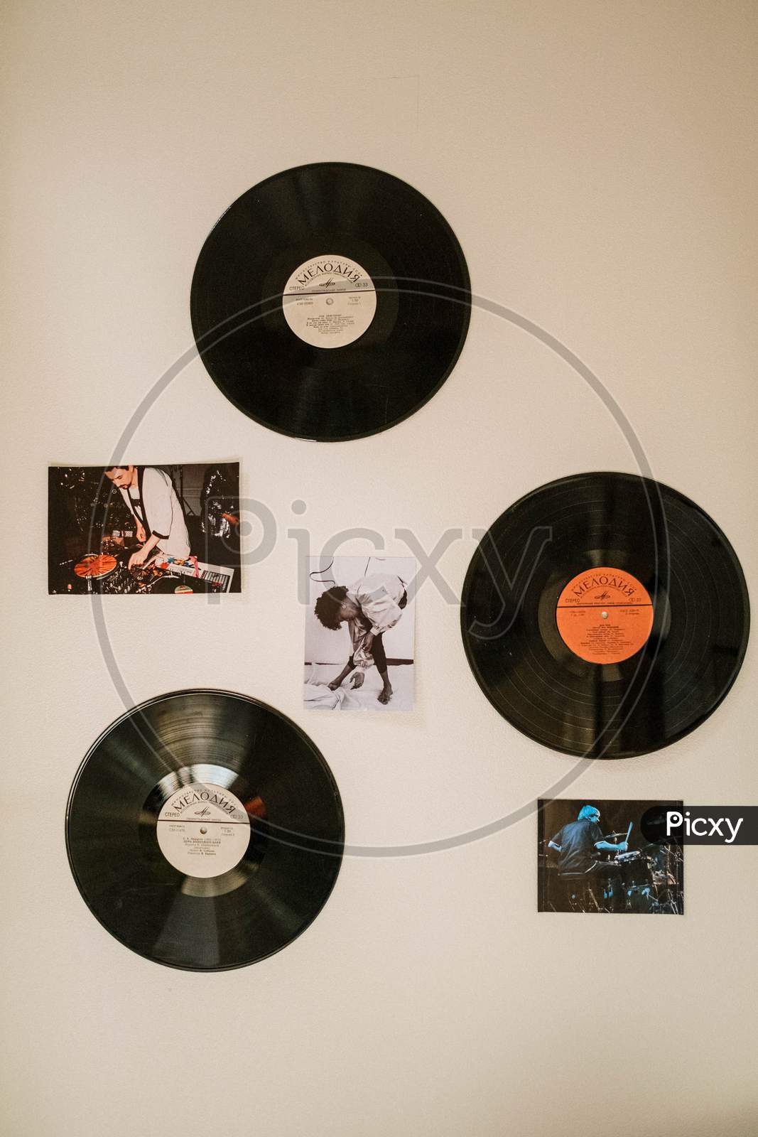 Image of black vinyl record hanging beautiful pic-NX700593-Picxy