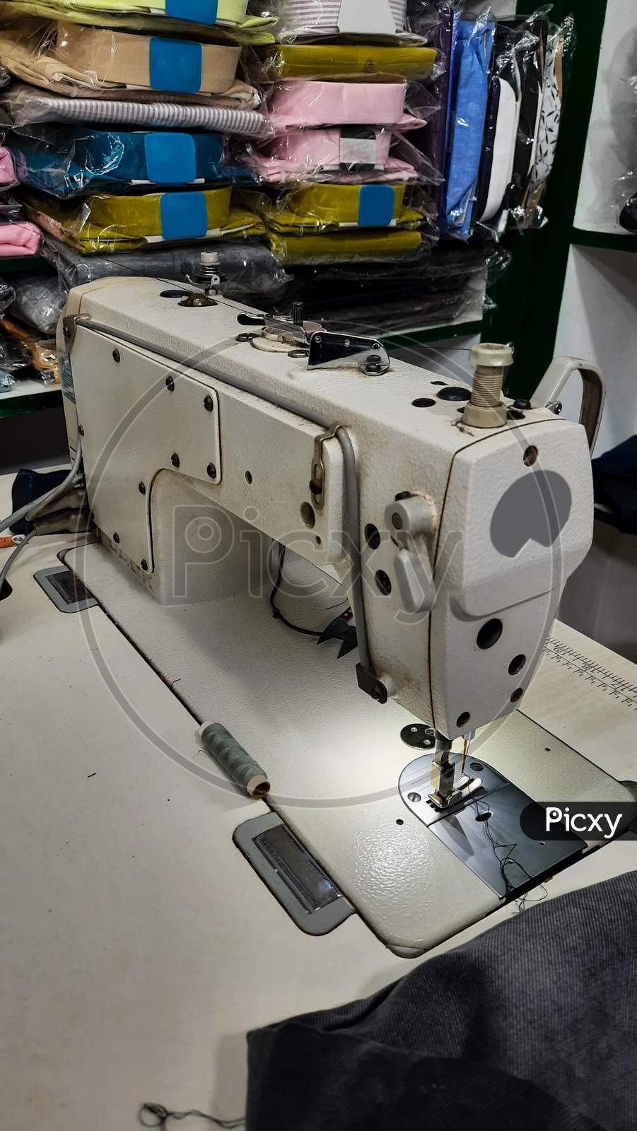 Image of Electric Weaving Machine Vertical Shot-YQ088859-Picxy