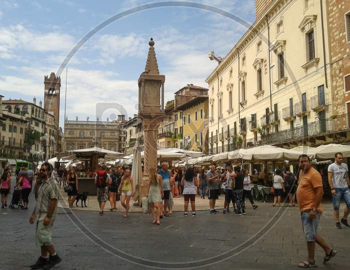 Image of Verona, Italy - Circa July 2016: Tourists In Piazza Delle Erbe ...