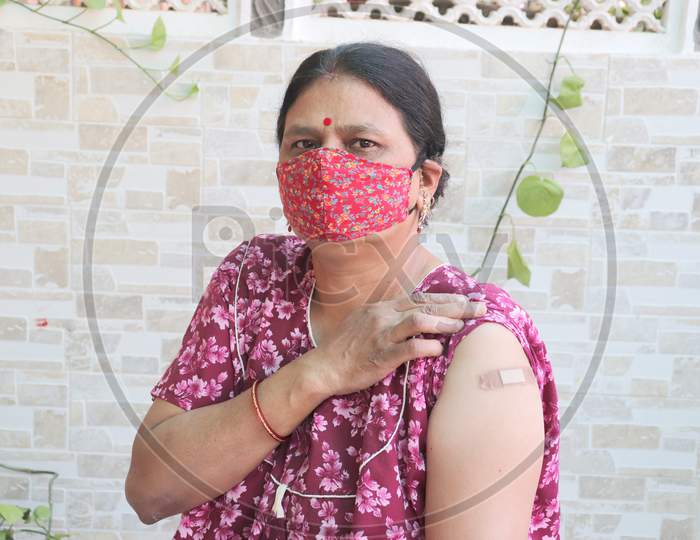 Image of Indian Girl Shows A Bandage Applied After Getting Vaccination ...