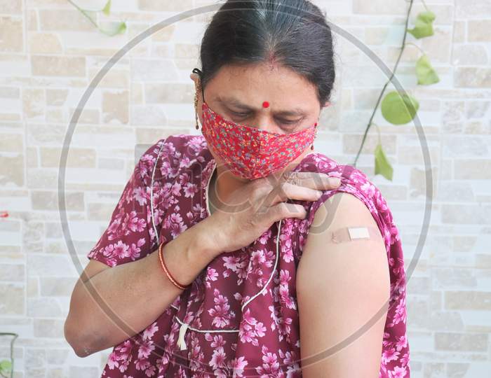 Image of Indian Girl Shows A Bandage Applied After Getting Vaccination ...