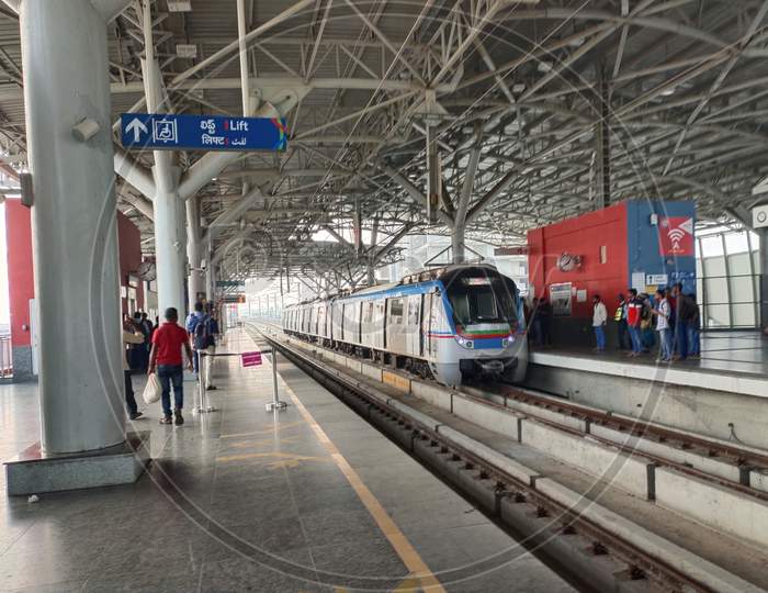 Image of Metro train in hyderabad Ameerpet Station-GO978589-Picxy
