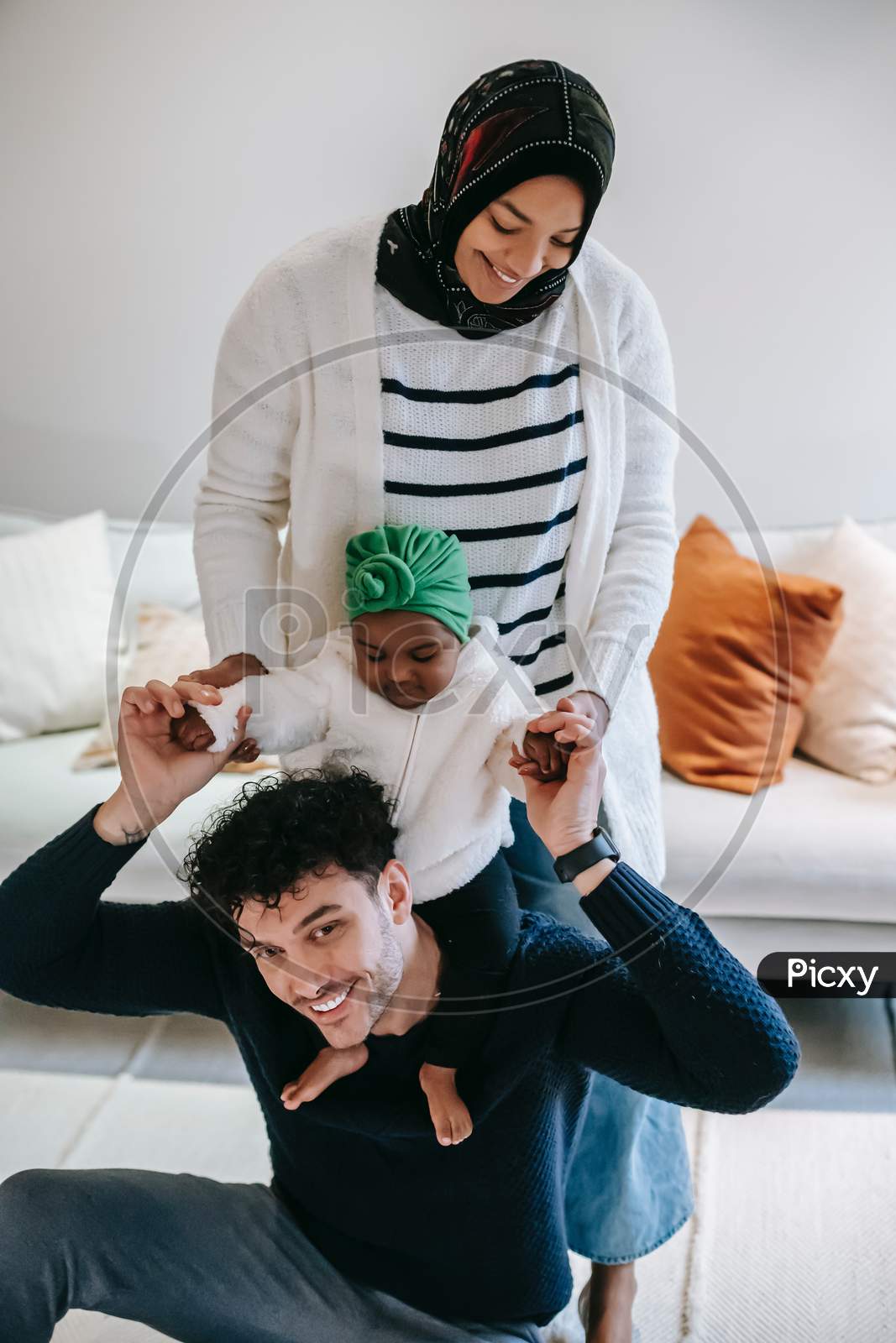 Image of FAMILY PLAYING-MA690432-Picxy