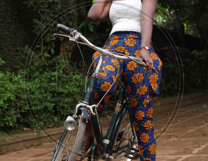 Image of Lady bike poses or lady bicycle riding poses when in the ...