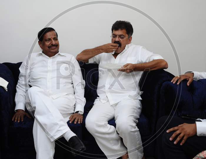 Image of Jitendra Awhad And Ganesh Naik Sitting Together-BX601557-Picxy