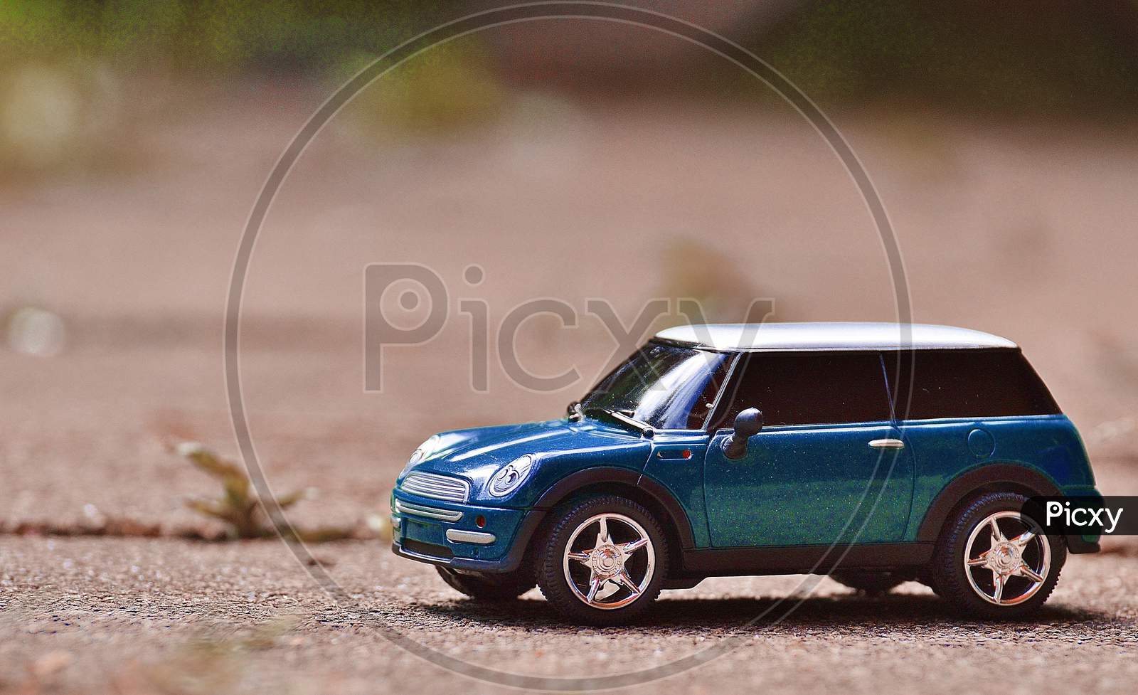 Image of blue toy car-PA318921-Picxy