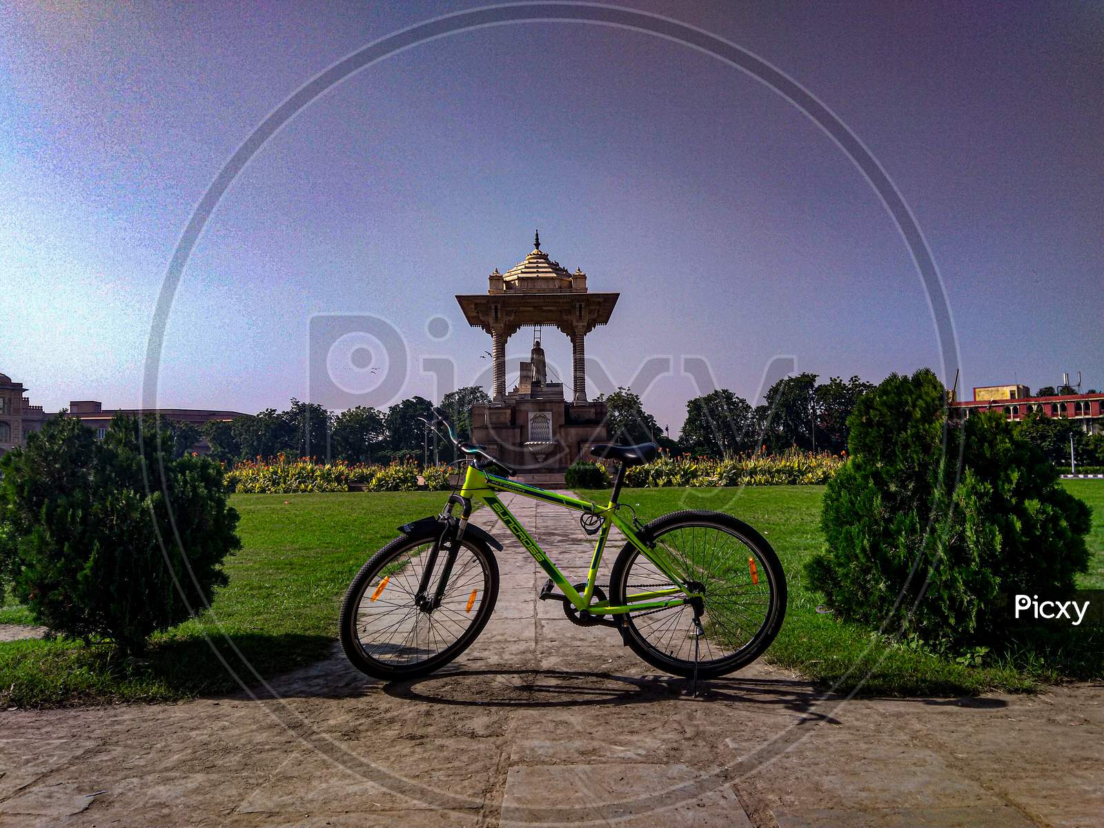 Image of Statue circle-DQ696400-Picxy