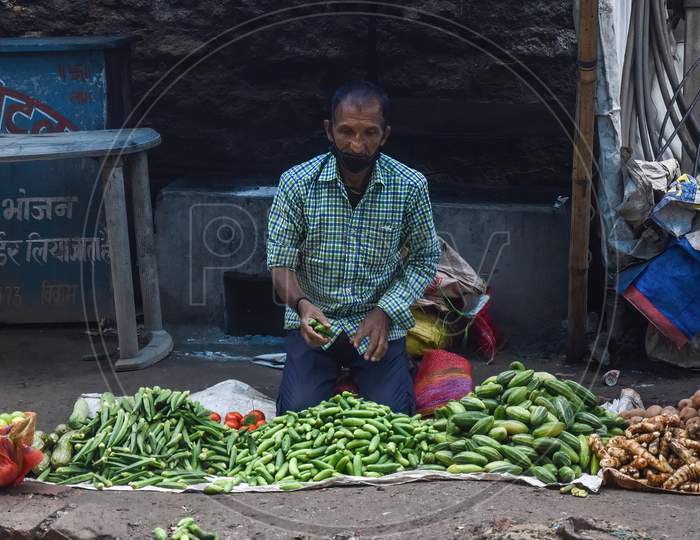 Image of Poor road side vegetable sellers from India trying hard to ...