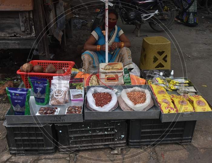 Image of Poor road side vegetable sellers from India trying hard to ...