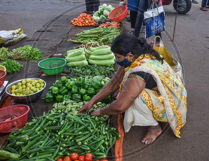 Image of Poor road side vegetable sellers from India trying hard to ...