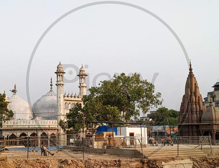 Image of Gyanvapi Mosque and kashi vishwanath temple-LE091183-Picxy