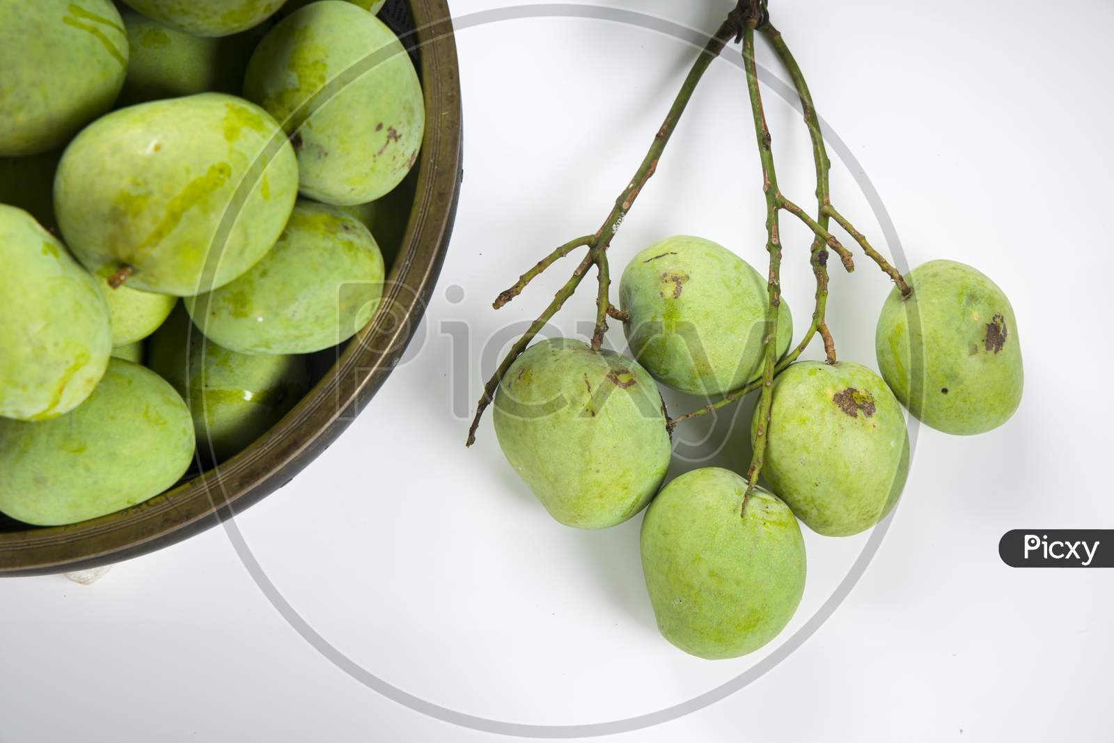 Image of Bunch Of Raw Mango Or Green Mango-KT985918-Picxy