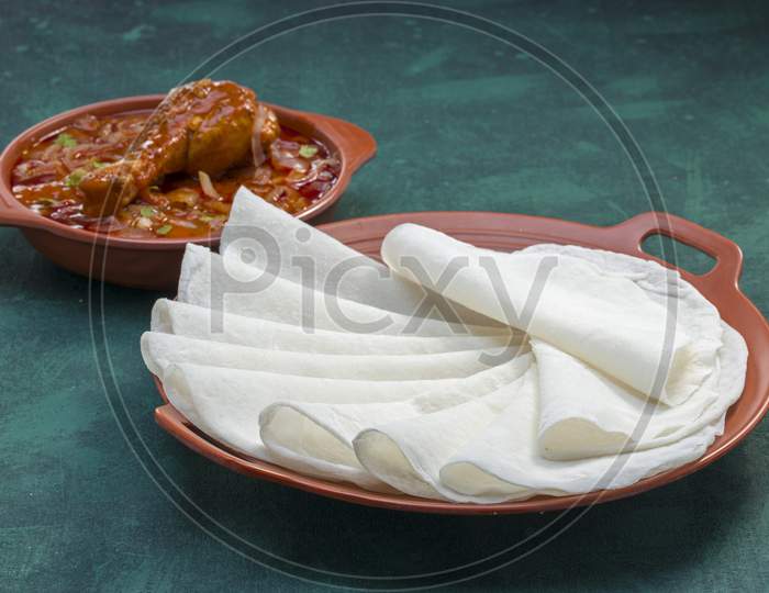 Image of Nice Pathiri With Chicken Curry-EC809049-Picxy