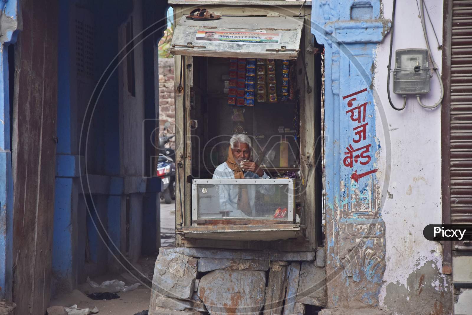 Image of old man shopkeeper-PT043033-Picxy