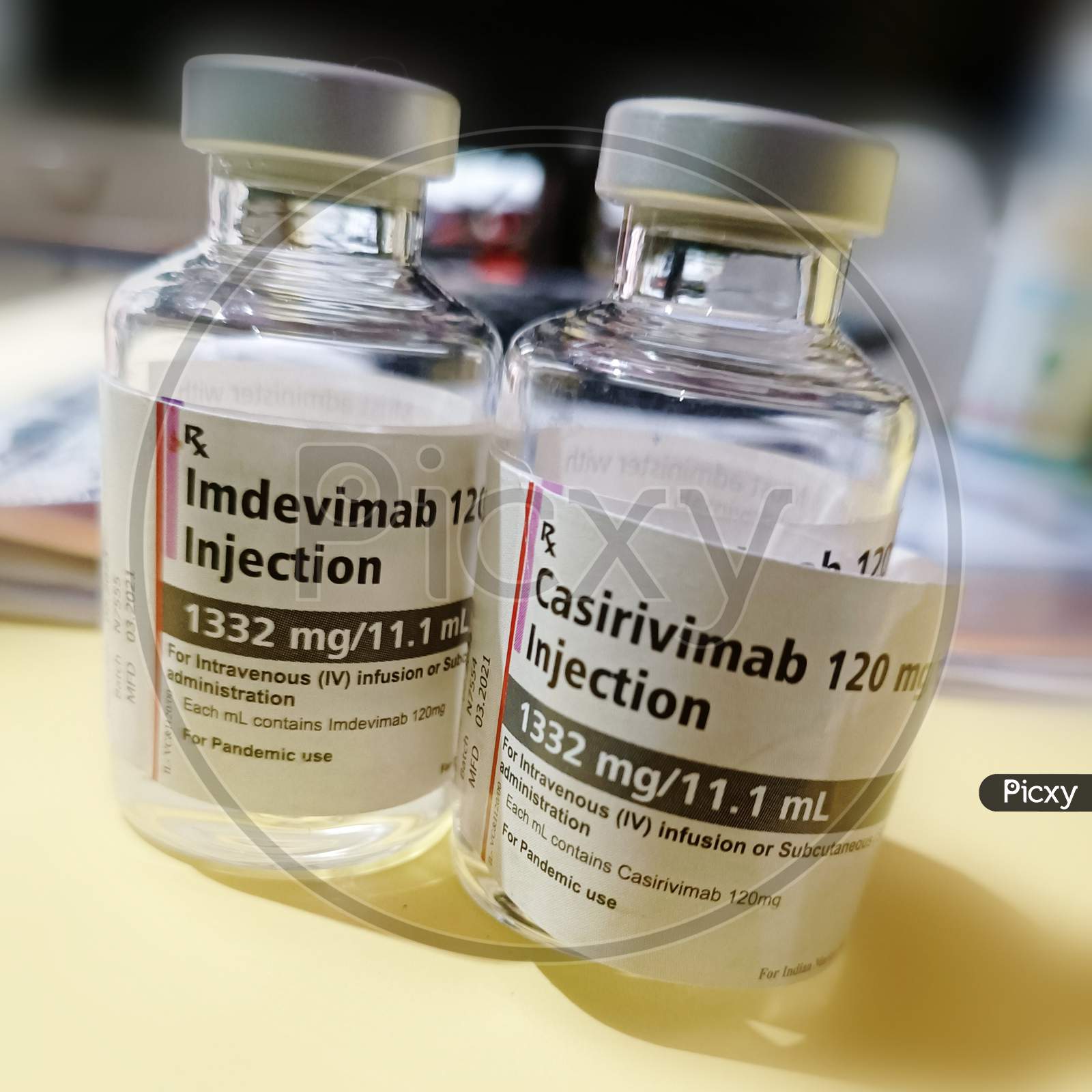 Image of Cocktail injection of covid 19-ZP055180-Picxy