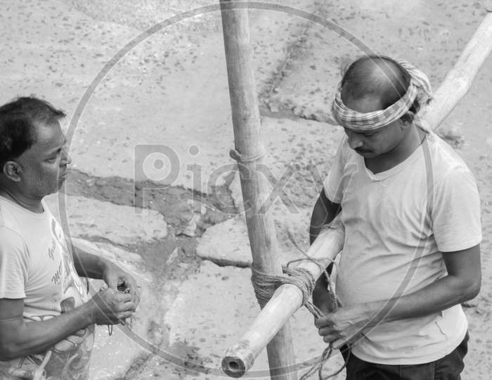 Image of daily wage worker at work in black and white-IR896066-Picxy
