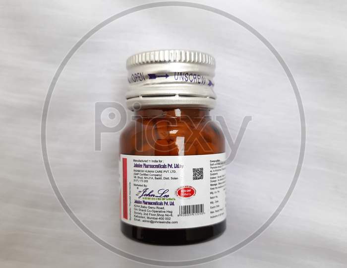 Image of Closeup of L-THYROID-25 or Thyroxoin Sodium 25 mcg Johnlee ...