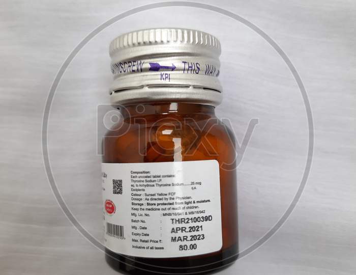 Image of Closeup of L-THYROID-25 or Thyroxoin Sodium 25 mcg Johnlee ...