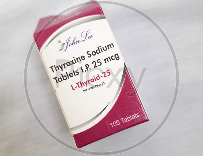 Image of Closeup of L-THYROID-25 or Thyroxoin Sodium 25 mcg Johnlee ...