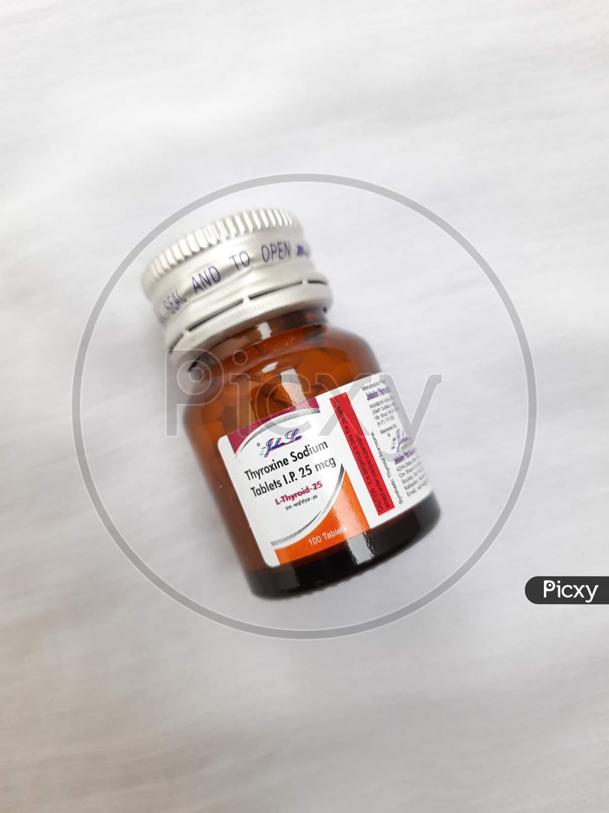 Image of Closeup of L-THYROID-25 or Thyroxoin Sodium 25 mcg Johnlee ...