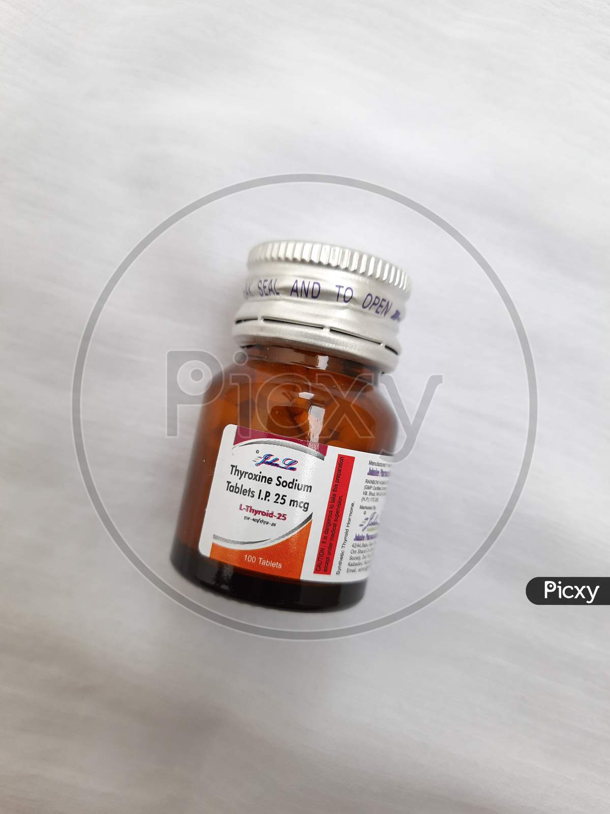 Image of Closeup of L-THYROID-25 or Thyroxoin Sodium 25 mcg Johnlee ...