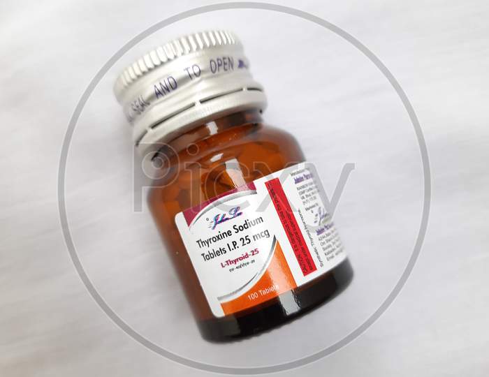 Image of Closeup of L-THYROID-25 or Thyroxoin Sodium 25 mcg Johnlee ...