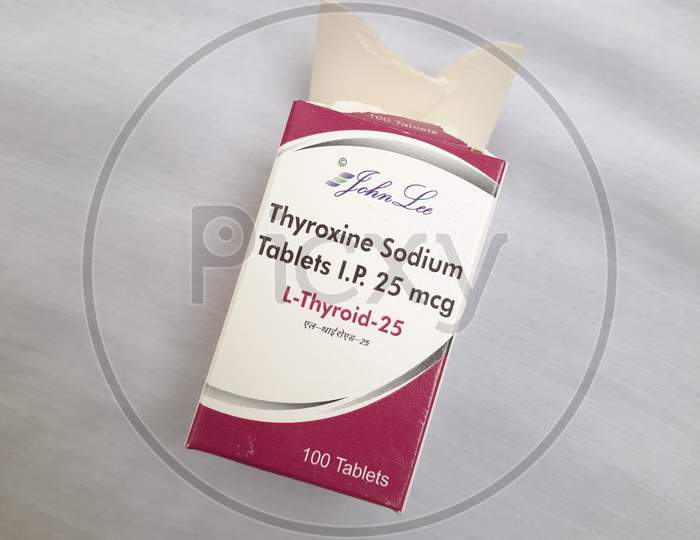 Image of Closeup of L-THYROID-25 or Thyroxoin Sodium 25 mcg Johnlee ...