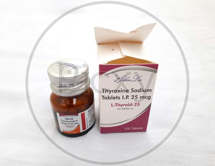 Image of Closeup of L-THYROID-25 or Thyroxoin Sodium 25 mcg Johnlee ...