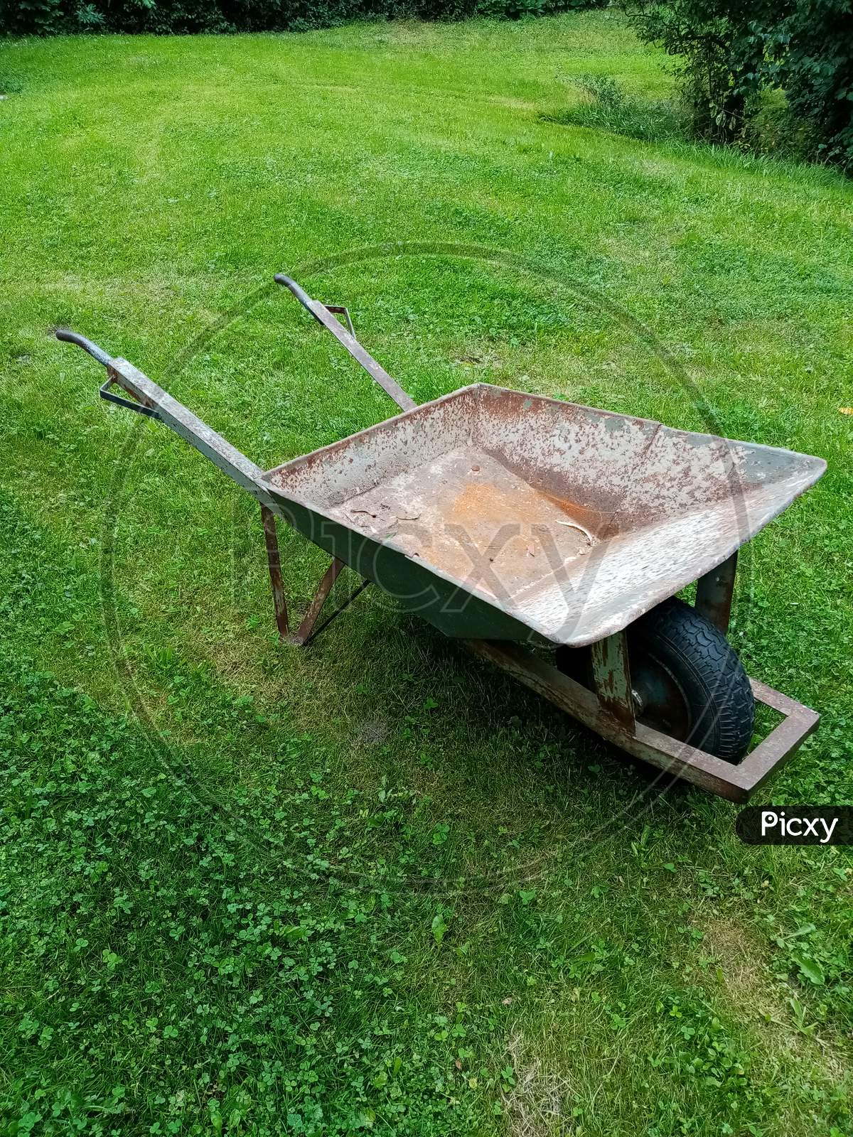 Image of Old wheelbarrow-FB903122-Picxy