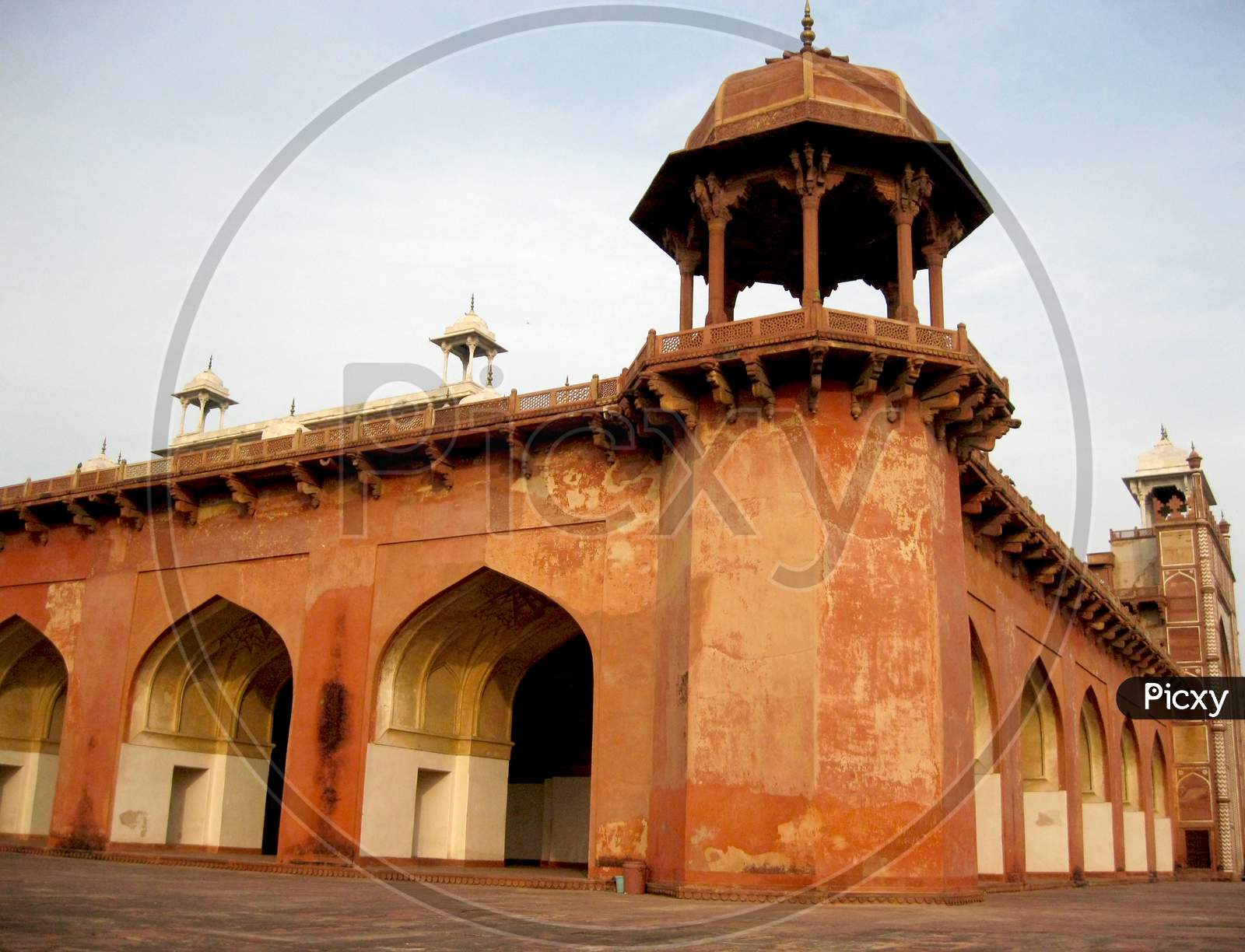 Image of A picture of the Sikandra fort, which is famous for Mughal ...