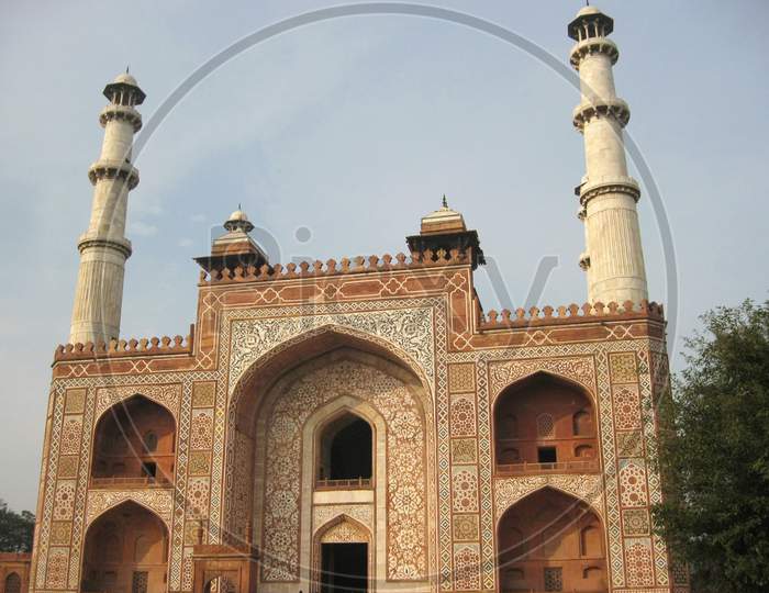 Image of A picture of the Sikandra fort, which is famous for Mughal ...