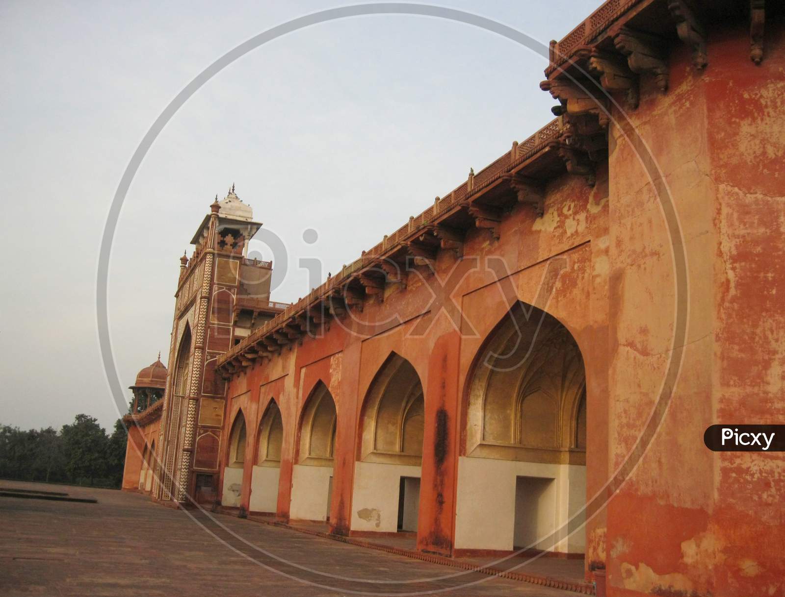 Image of A picture of the Sikandra fort, which is famous for Mughal ...