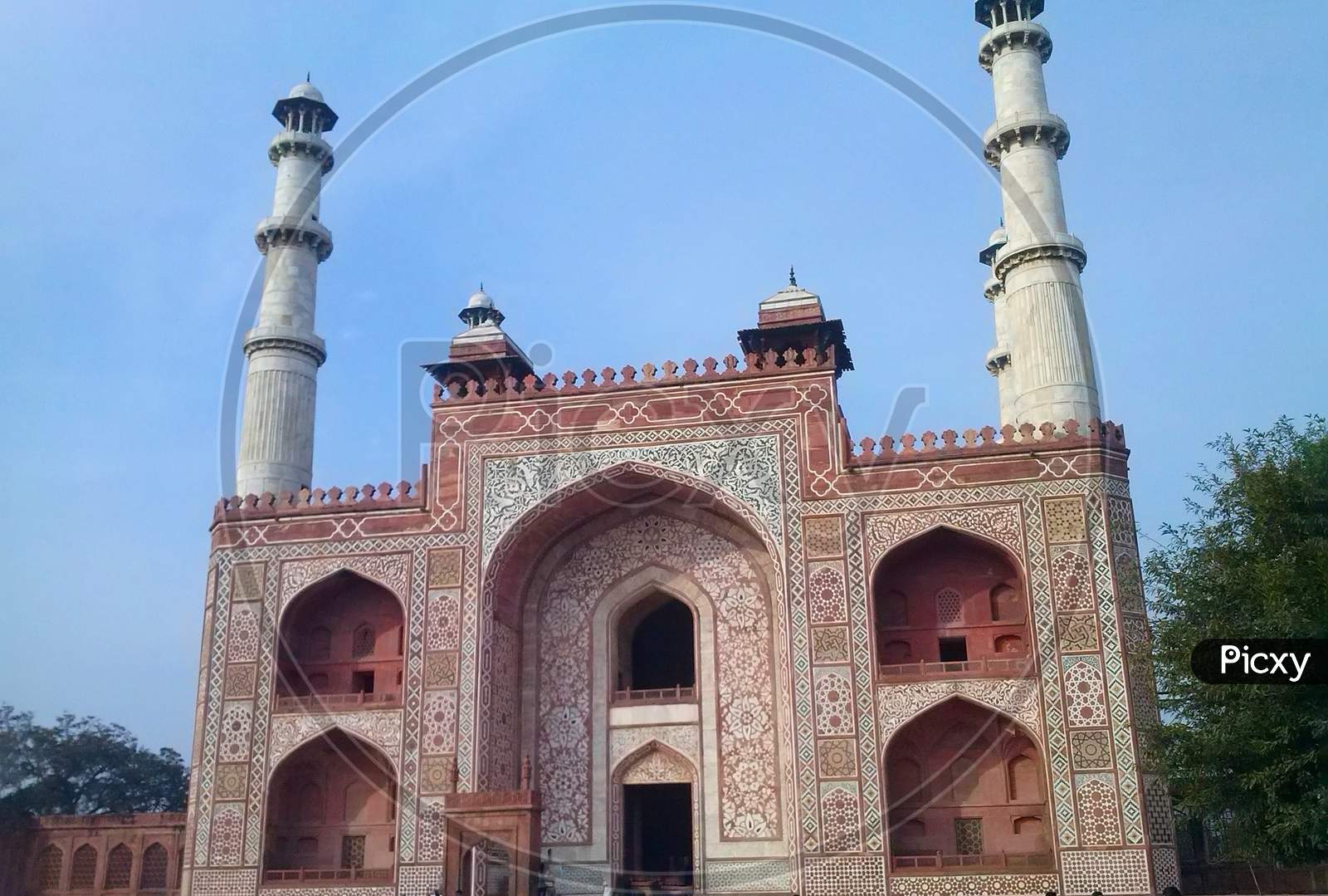 Image of A picture of the Sikandra fort, which is famous for Mughal ...