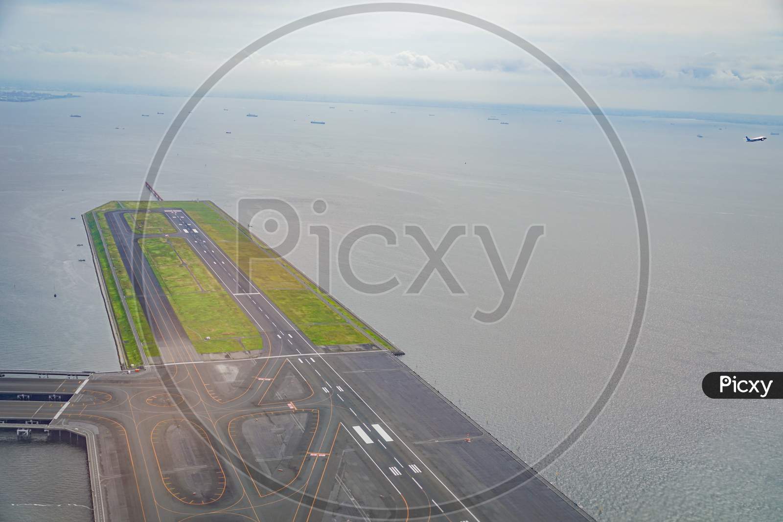 Image of Runway Of Haneda Airport (Tokyo Intl.)-UB003671-Picxy