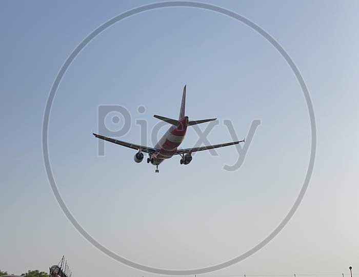 Image of plane so close to the ground-SX562826-Picxy